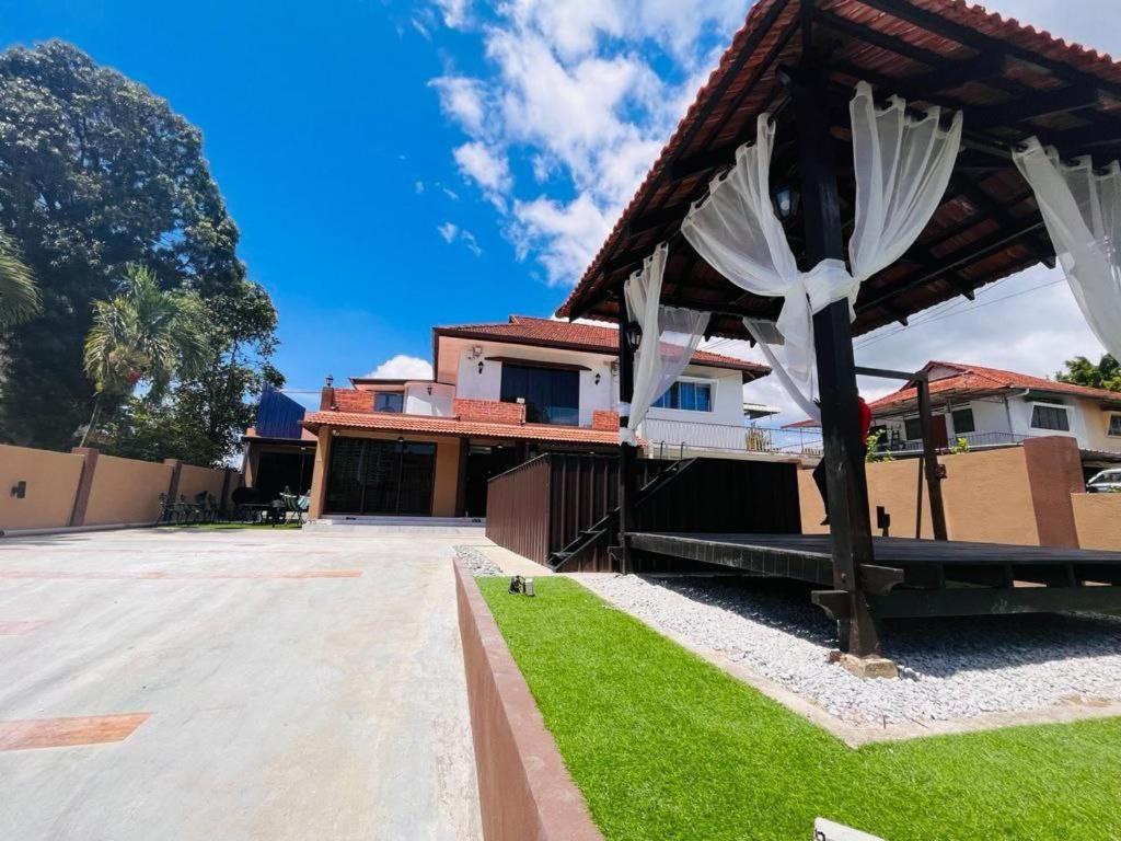 Luxe Oriental Villa by StayCo- 4K HD Cinema & KTV, PS5 & BBQ ...