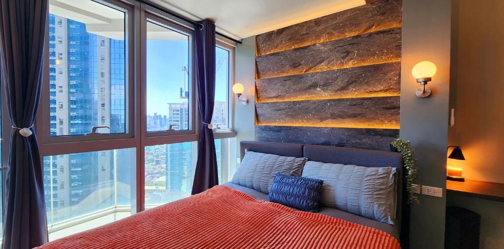 Spacious Cozy Premium Suite at BGC Uptown with Balcony and Parking Across Mitsukoshi Mall ...