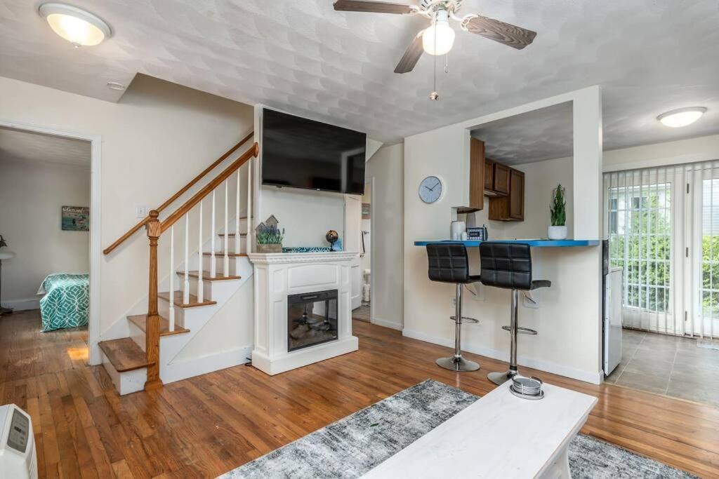 Apartment Seaside Splendor - 4BR House Close to Beach & Pier, Old ...