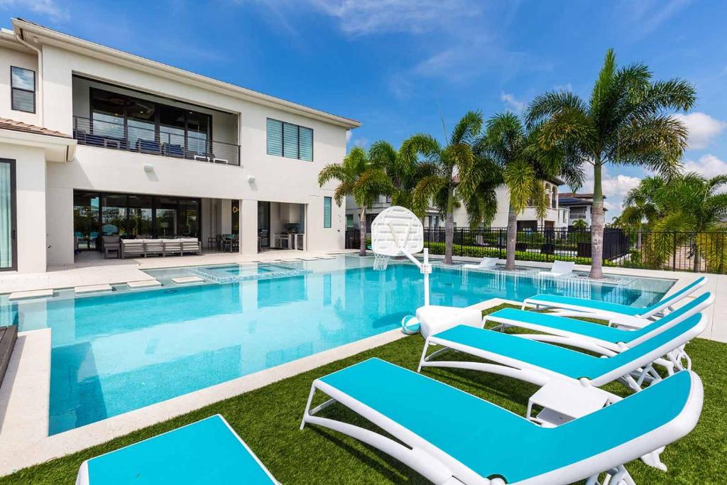 Stunning Mansion! Epic Game Room, Secret Rooms Infinity Pool, Kissimmee ...