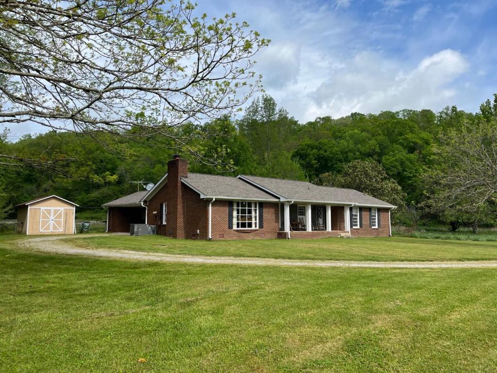 Fork Inn's Southern Hospitality Ranch with hottub opt, Fairview ...