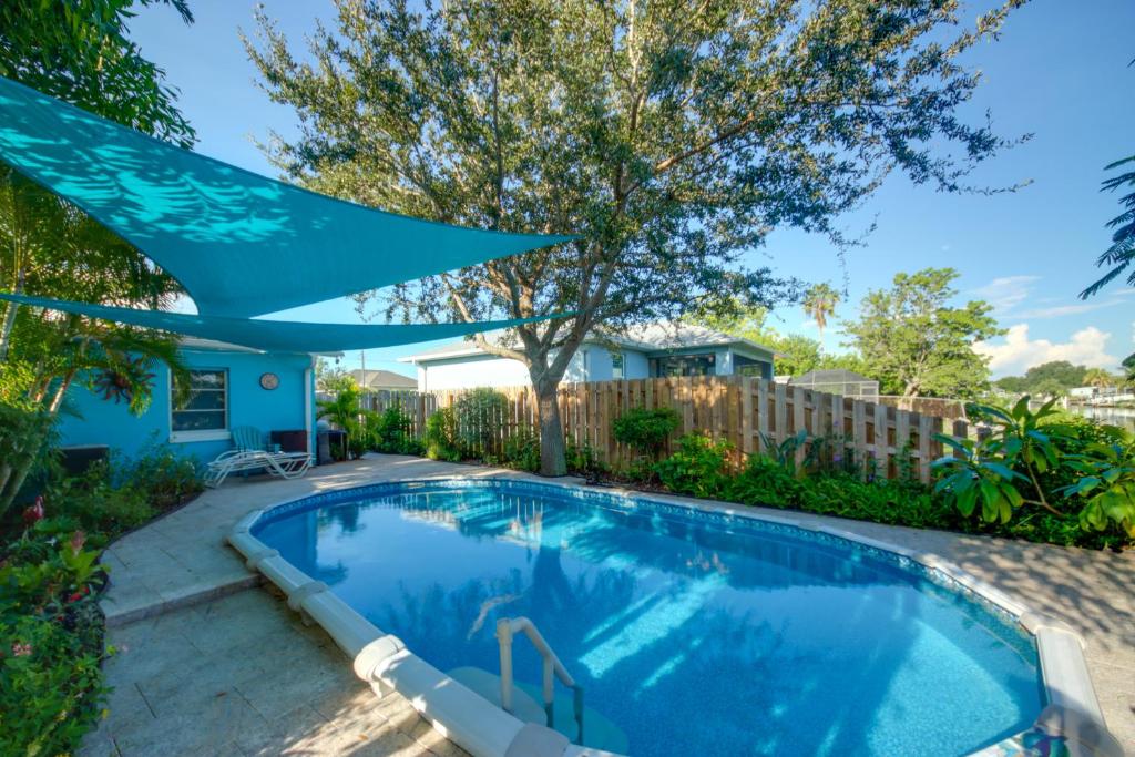 Maison de vacances / Gîte Lush Oasis with Private Pool and Waterfront Views (USA Port Charlotte ...