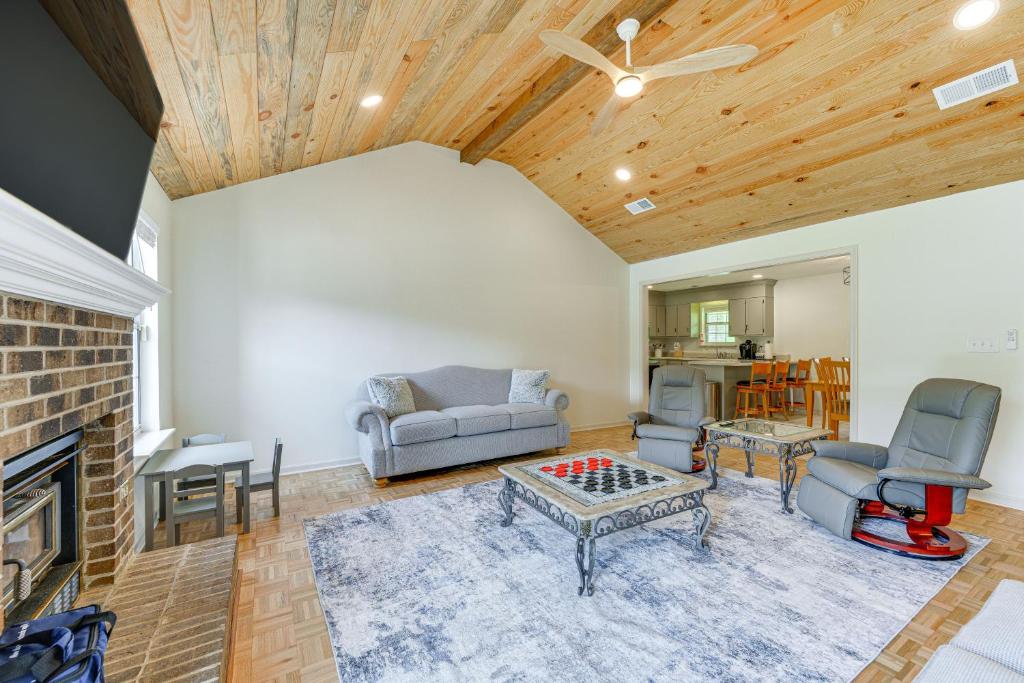 Perry Family Home on 2 Acres with Private Pool, Perry (updated prices 2026)