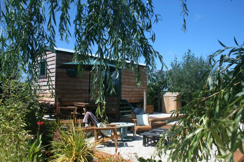 TREKLYS Shepherds Hut, Otterham (updated prices 2026)