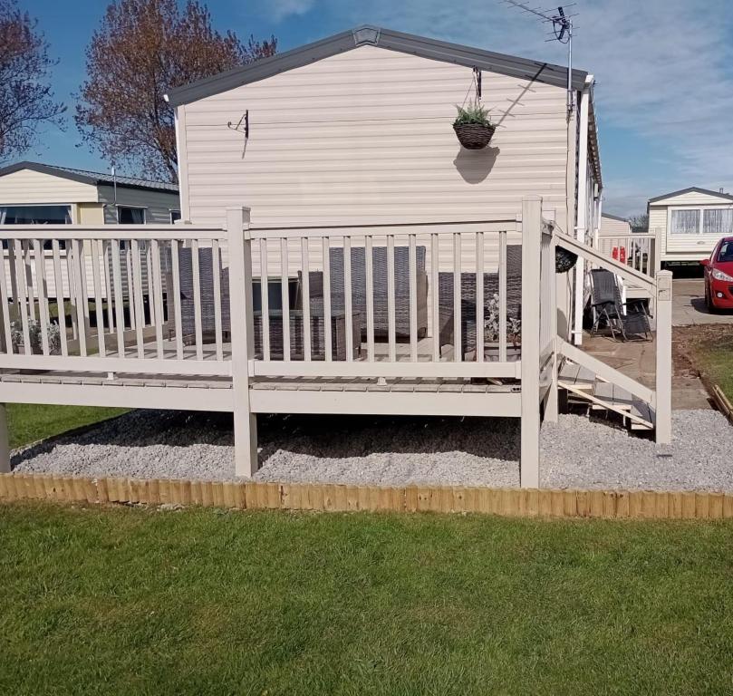 Lovely 10 Berth Caravan With Decking In Yorkshire, Ref 71023G, Tunstall ...