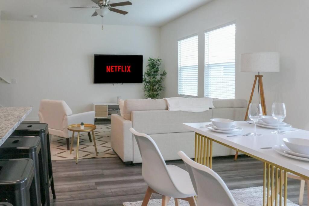 Le Sahara I Resort Pool I BMT, Lackland, Fiesta Siesta, San Antonio ...