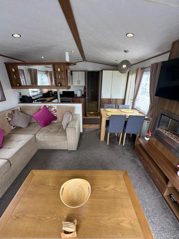 8 berth Waterside Ingoldmells Skegness R22 SANTANAVAN 6, Ingoldmells ...