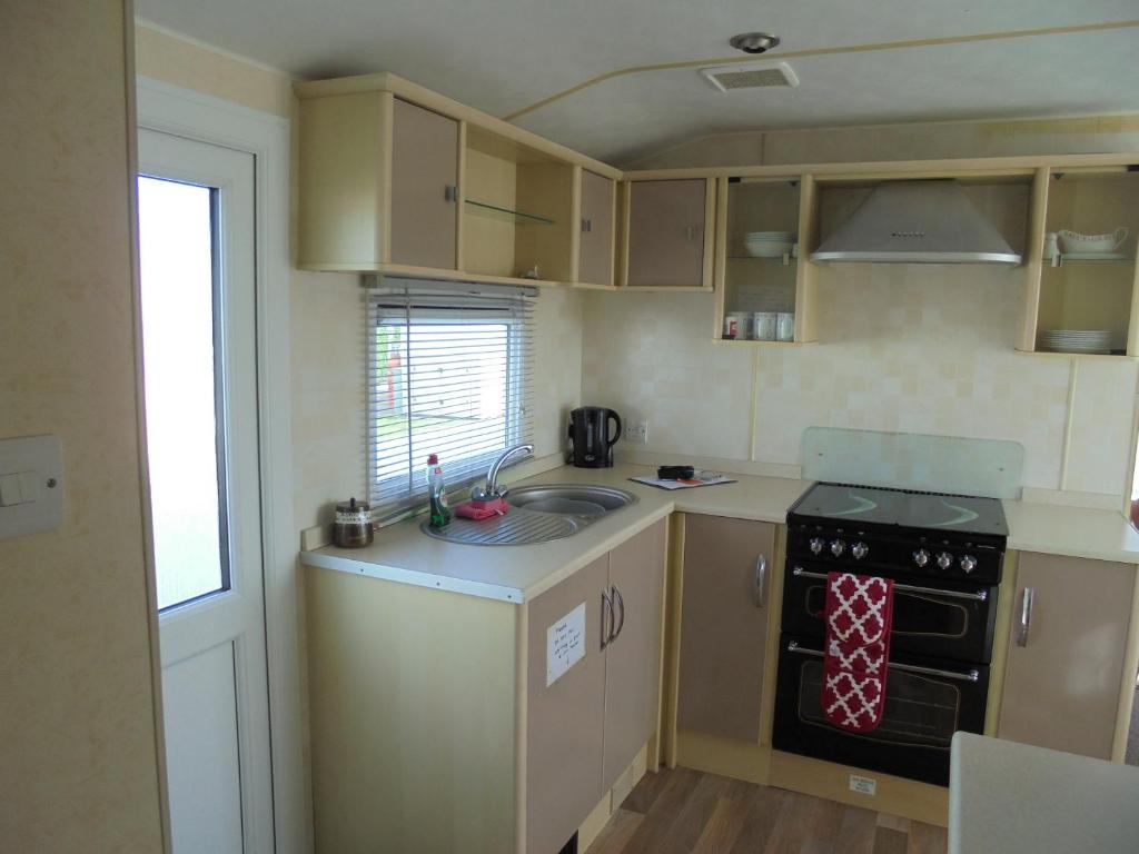 Sapphire 8 Berth panel heated Towervans, Sutton on Sea (updated prices ...