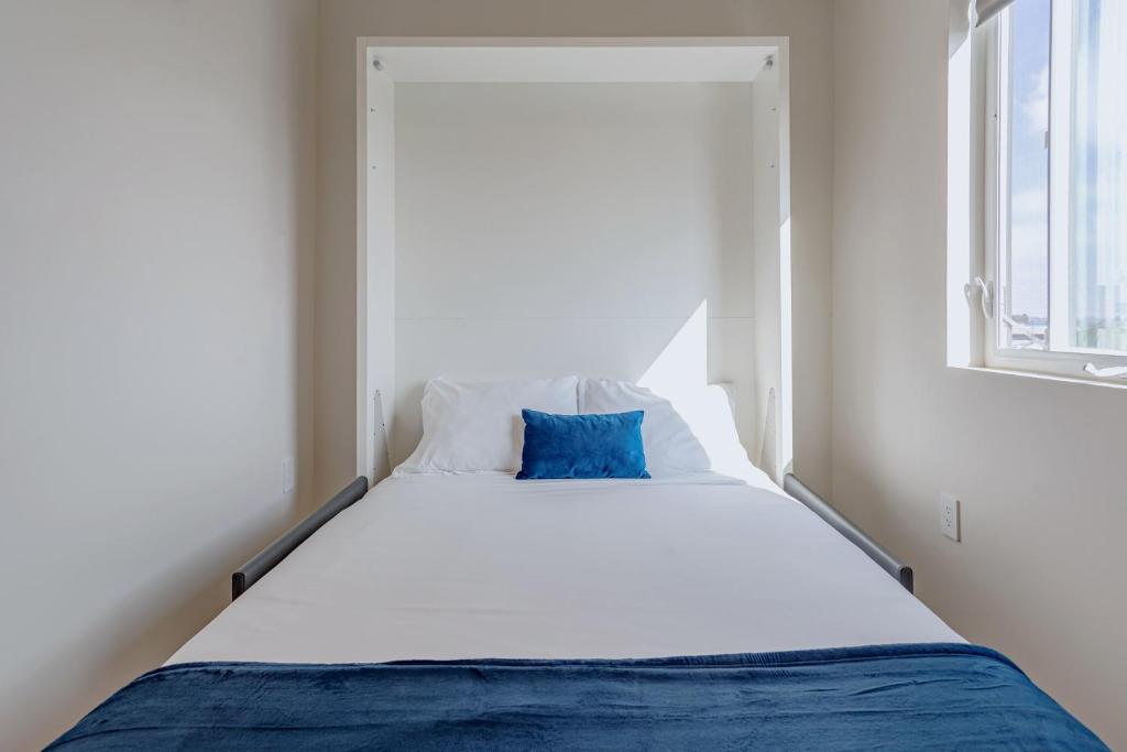 UCLA Area Cozy Coliving Suite w Walk in Closet DC, Los Angeles (updated ...