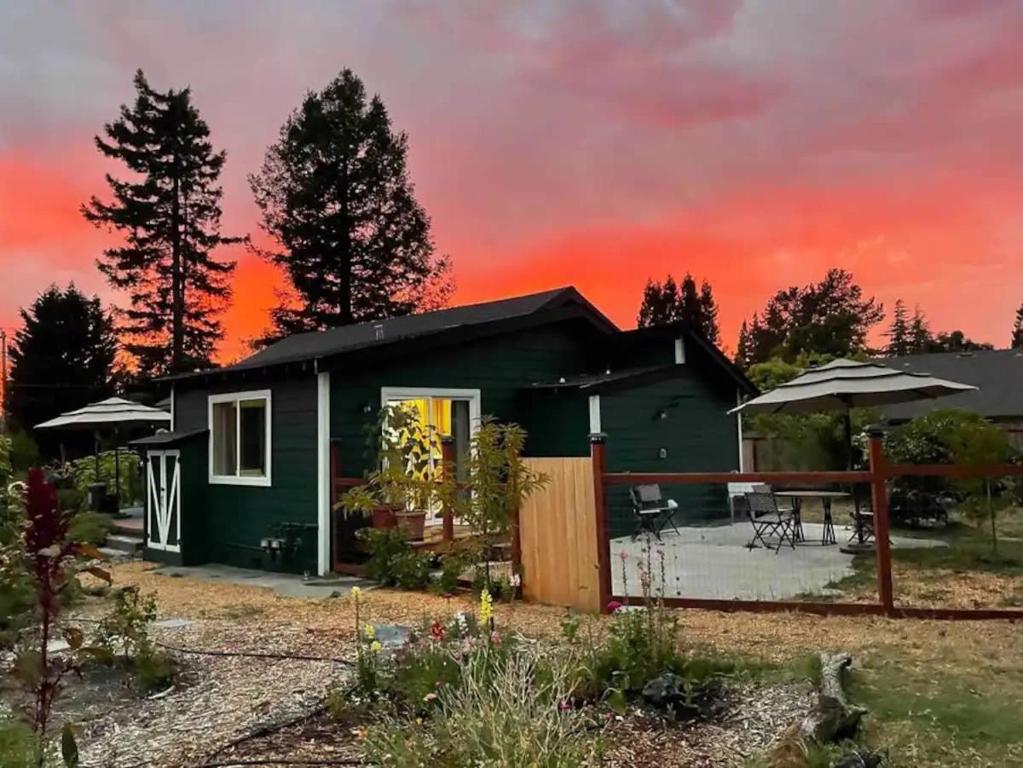 Charming dog-friendly home next to regional park, Sebastopol (updated prices 2025)