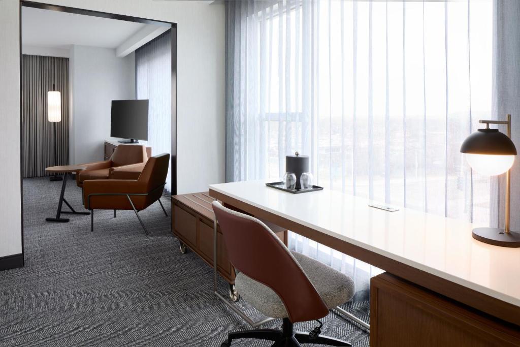 Courtyard by Marriott Montreal Laval, Laval (updated prices 2025)