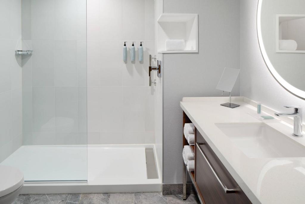 Courtyard by Marriott Montreal Laval, Laval (updated prices 2025)