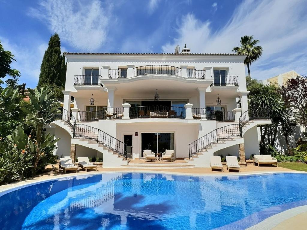 Fabulous 8-bedroom Andalucian family Villa with panoramic vistas of La ...