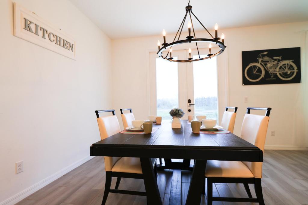 Sunshine Oasis: Spacious 6-Bedroom Retreat near Disney World, Davenport ...