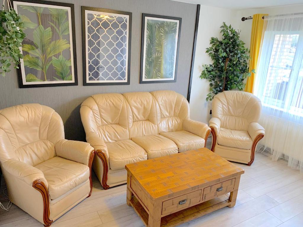 Windy House - private garden with patio - free parking, Sheffield ...