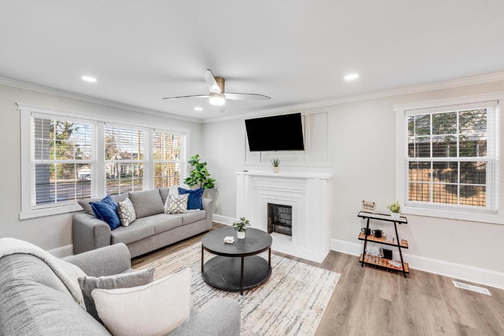 Vacation Home Chic 3BR, across from Winthrop!, Rock Hill, SC - Booking.com