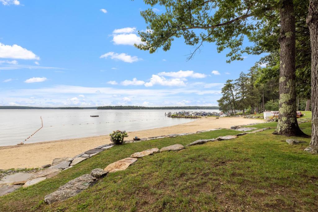 3BR Lakeside Oasis: Boat Dock + HOT TUB + Beach!, Center Harbor ...