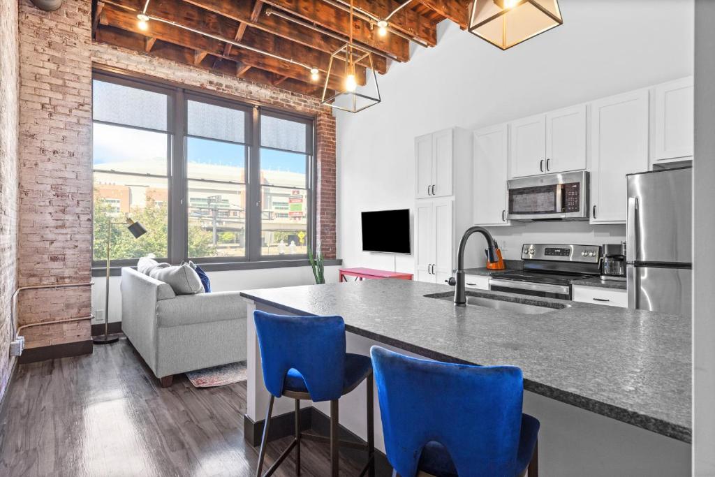 Spacious Riverfront Loft, Steps to Gateway Arch & Dining, 201, Saint ...