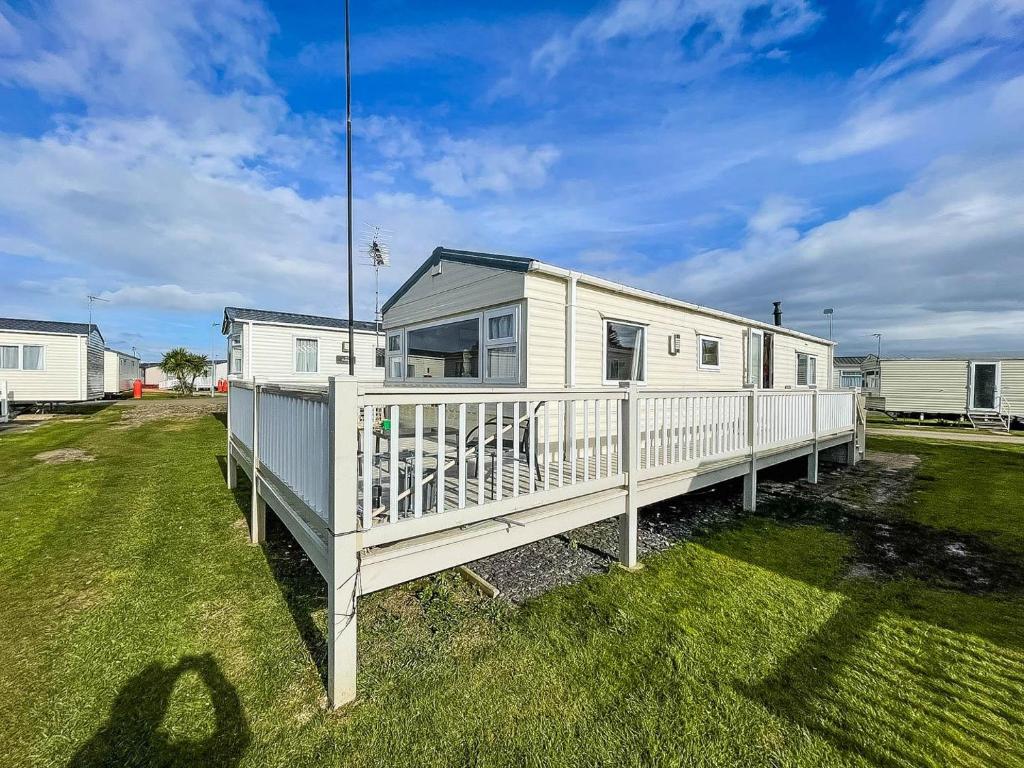 Dog Friendly Caravan With Large Decking Near Heacham Beach, Ref 21052h ...