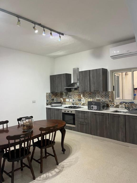 Lovely room, in shared house perfect location, Is-Swieqi – Prețuri ...