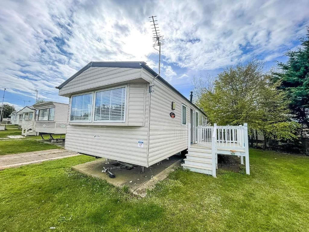 Great 6 Berth Caravan With Decking At Manor Park In Hunstanton Ref ...