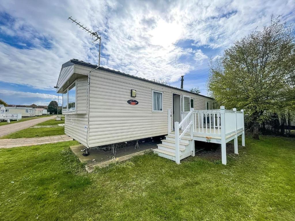 Great 6 Berth Caravan With Decking At Manor Park In Hunstanton Ref ...