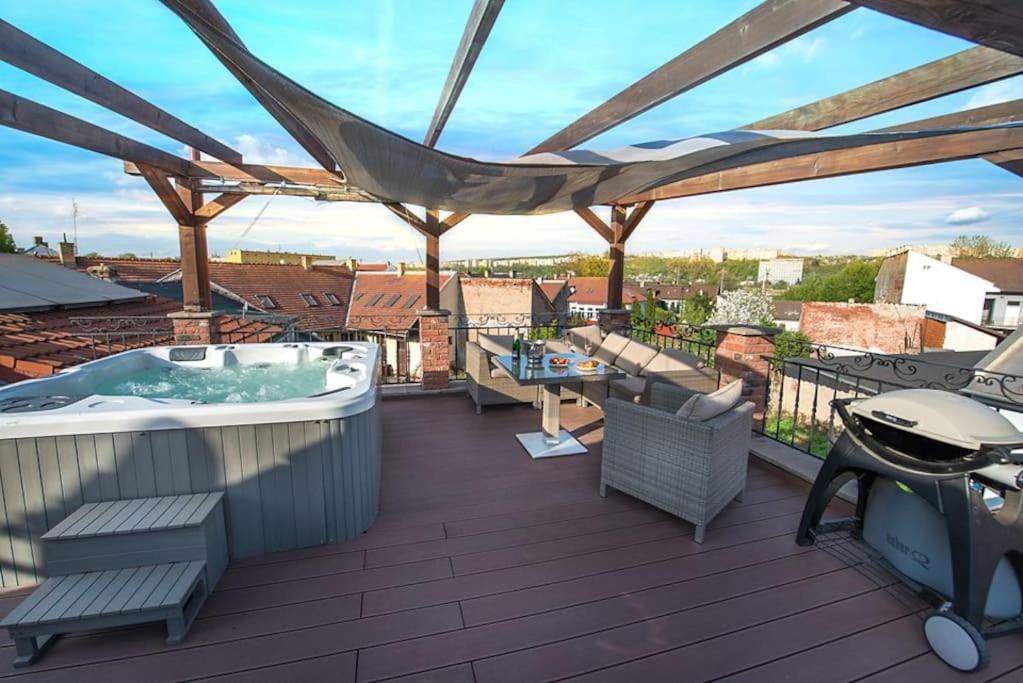 Glamorous Jacuzzi Loft Apartment with Roof Terrace, Košice (updated ...