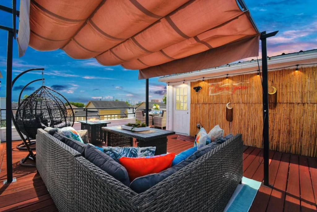 NEW Stunning Rooftop HTOWN Skyline Prime Location, Houston (precios ...