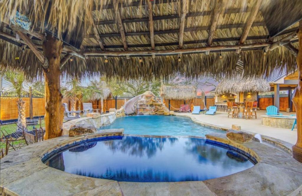 Tropical Escape Pool Jacuzzi Bar in Alvin TX, Alvin (updated prices 2025)