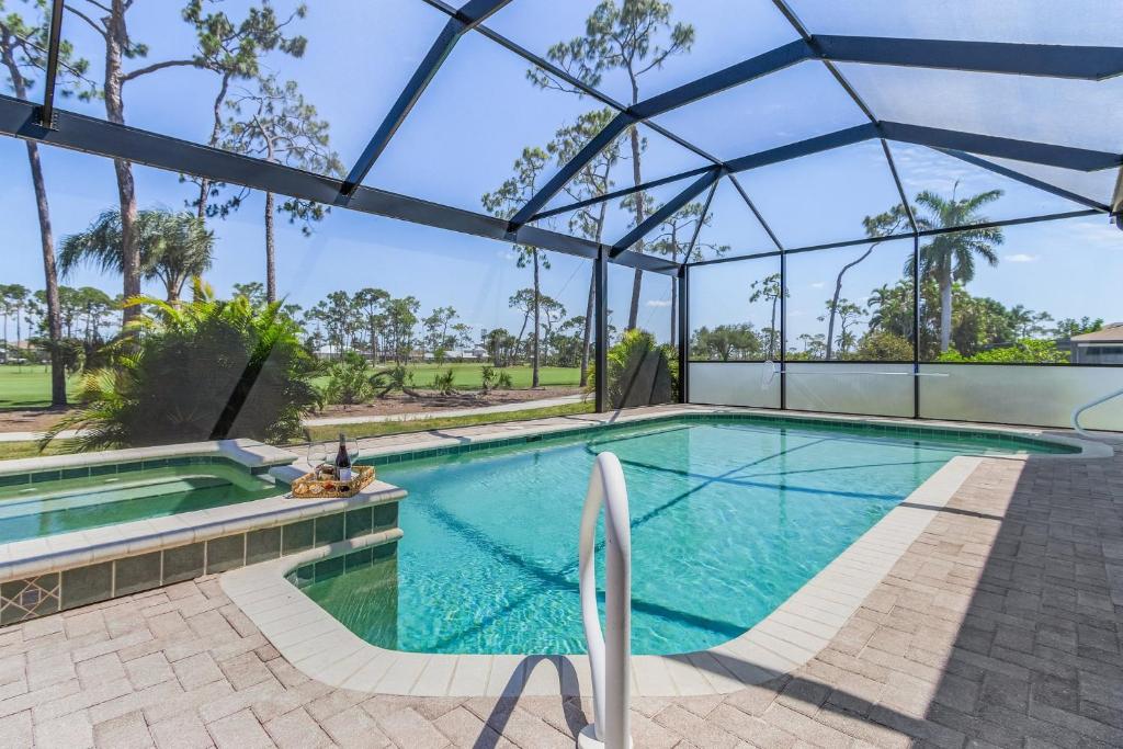 Golf Course View, Putting Green, Heated Pool and Spa - Villa Fairway to ...