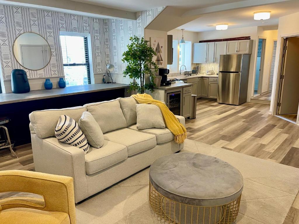 Modern Fully Renovated Suite & Loft in Downtown Trenton, Trenton ...