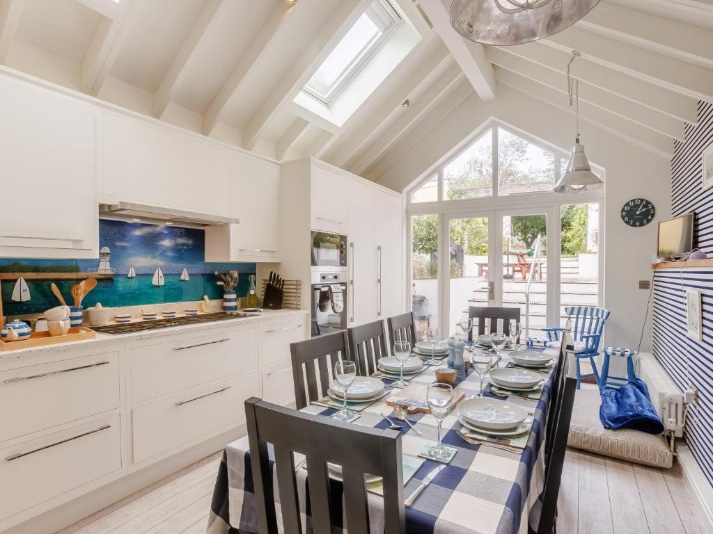 4 Bed in Appledore 93051, Appledore (updated prices 2025)