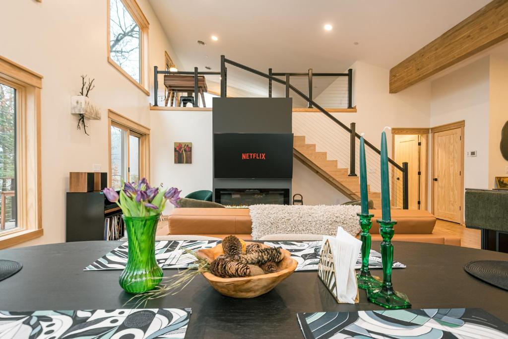 Newly Built Lakeview Escape with Game Room, Spa, Hot Tub, McHenry (precios actualizados 2025)