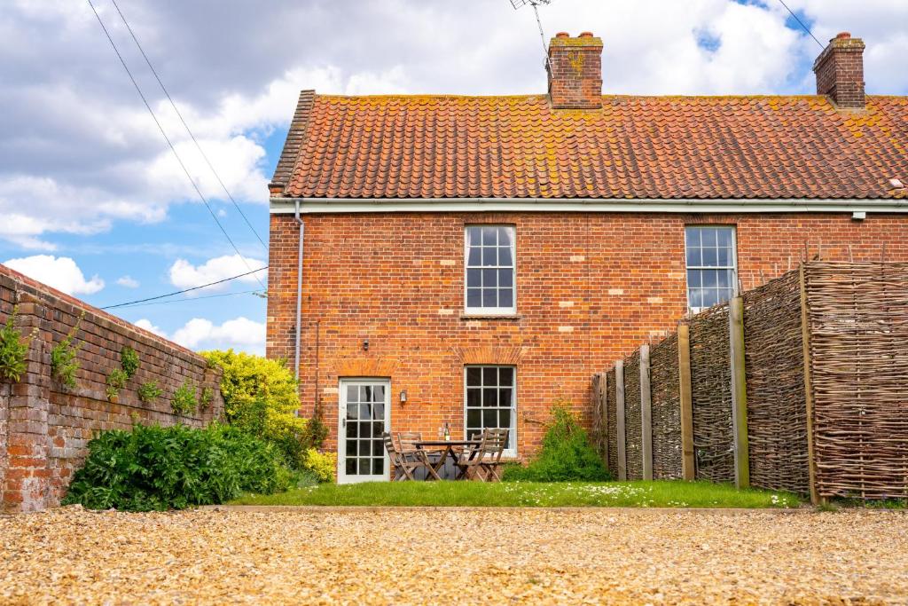 1 Dix Cottages, Thornham (updated prices 2026)