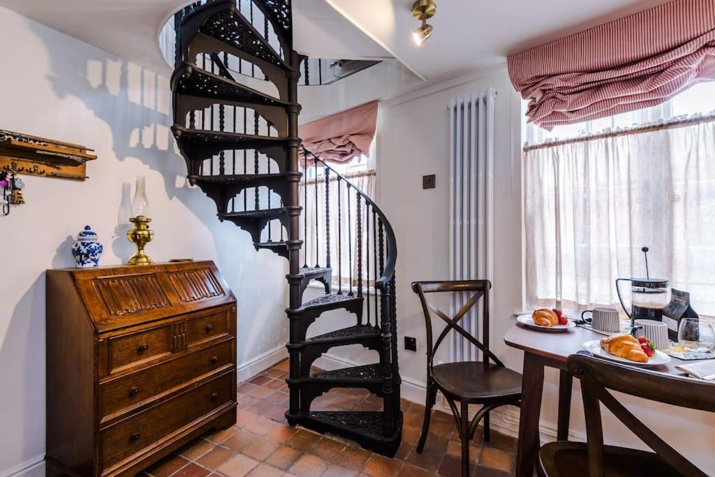 Rustic Chester Cottage Near Shops & Terrace, Chester (updated prices 2025)