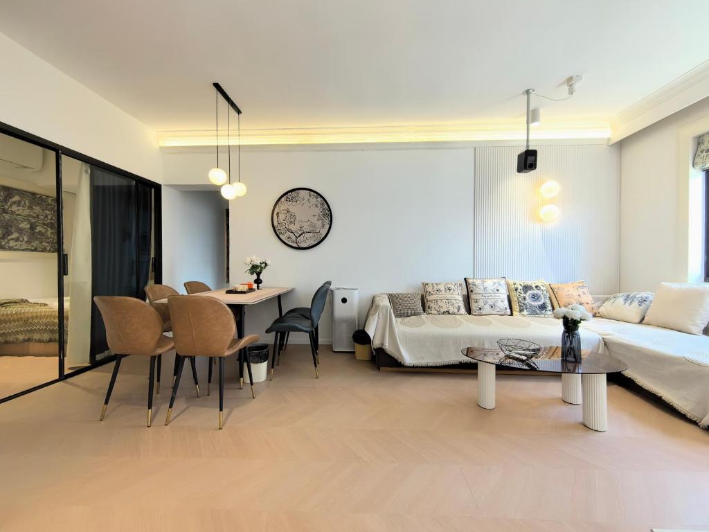 Yi Du Home with City View-3-Min Walk to Jingan Temple Metro & Mall ...