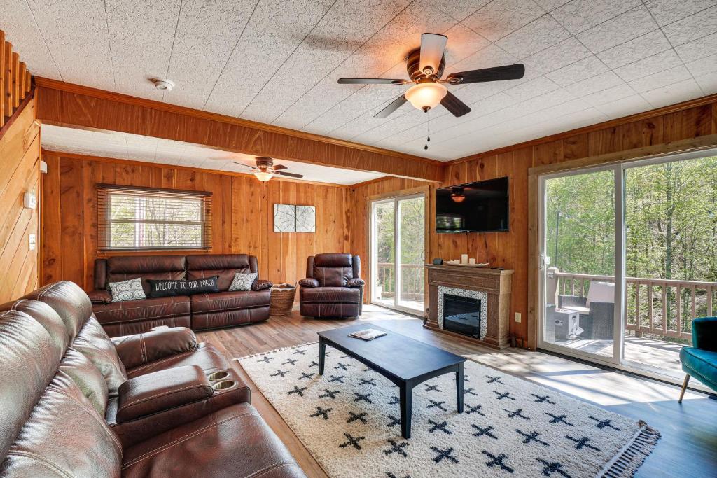 Charming Murphy Cabin with Fire Pits and Resort Perks!, Murphy (updated ...