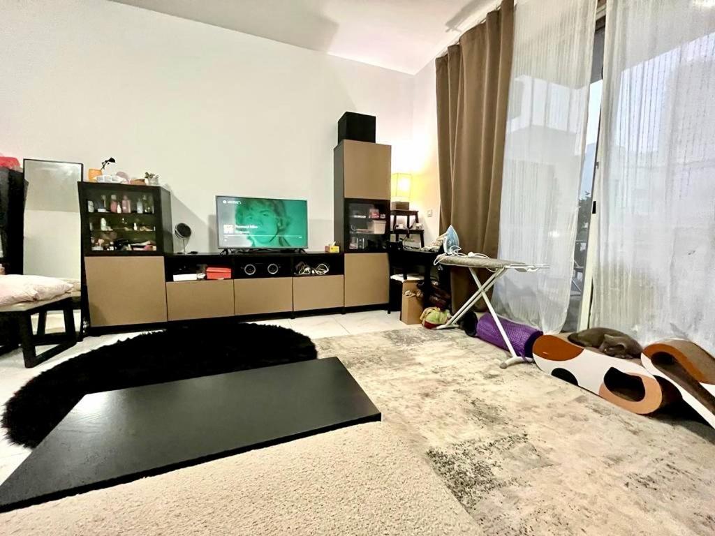 Enjoy your stay as you are home, nice terrace, Prime Location, Dubai ...