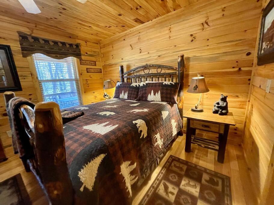 2 bed Cabin HOT TUB close to Helen #16, Helen (updated prices 2026)