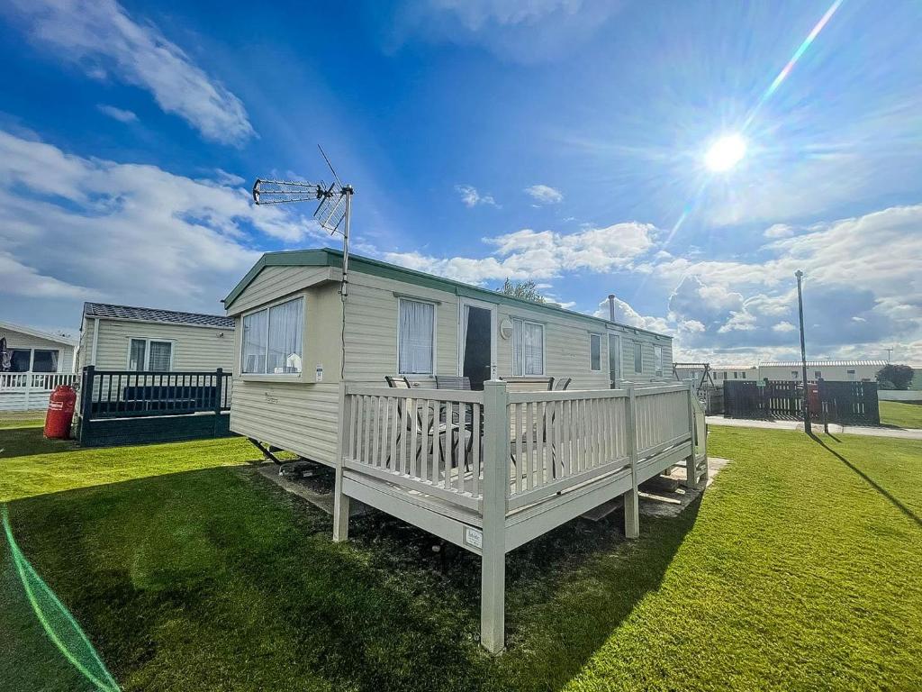 Great 6 Berth Caravan With Side Decking In Heacham Ref 21054A, Heacham ...