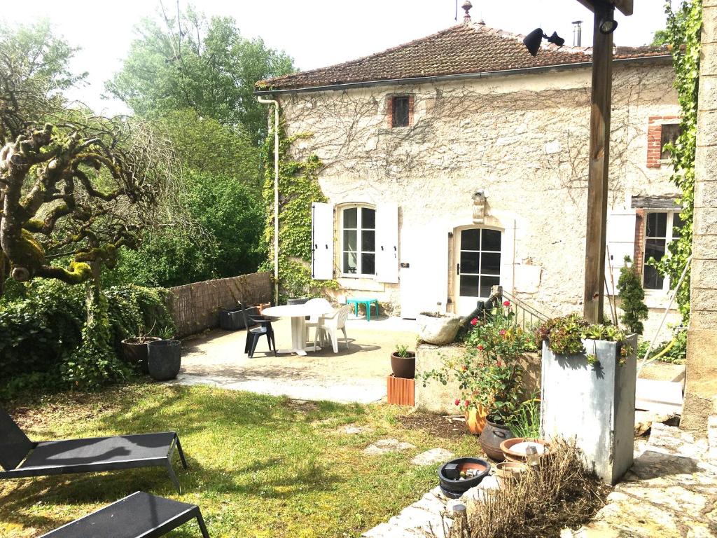 Les Chambres du Prieuré, Saint-Vincent-Rive-dʼOlt (tarifs actualisés, 2025)