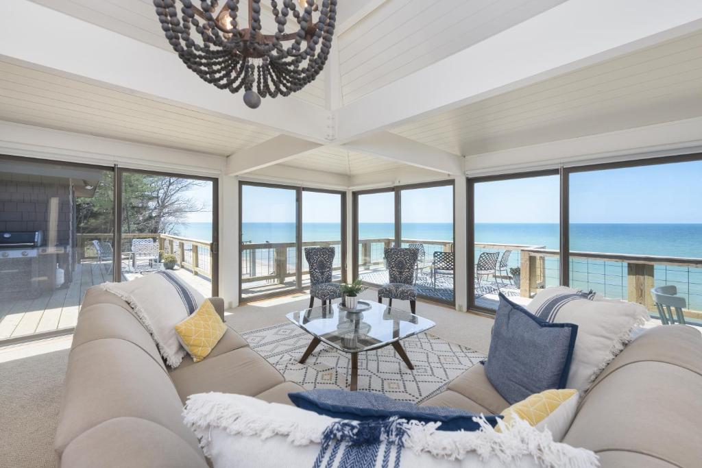 Private beach- sleeps 14 with stunning views!, Covert (updated prices 2025)