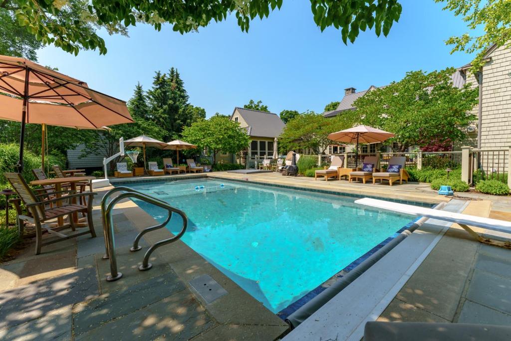 Private Pool & Lake MI access, hot tub, putting green, basketball court ...