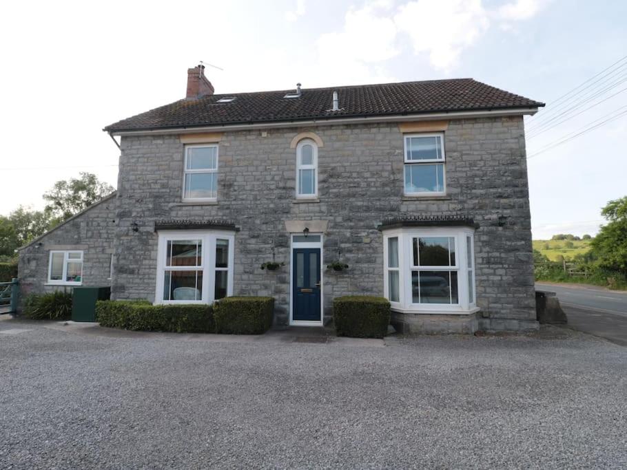 Metcalfe House, Compton (updated prices 2026)