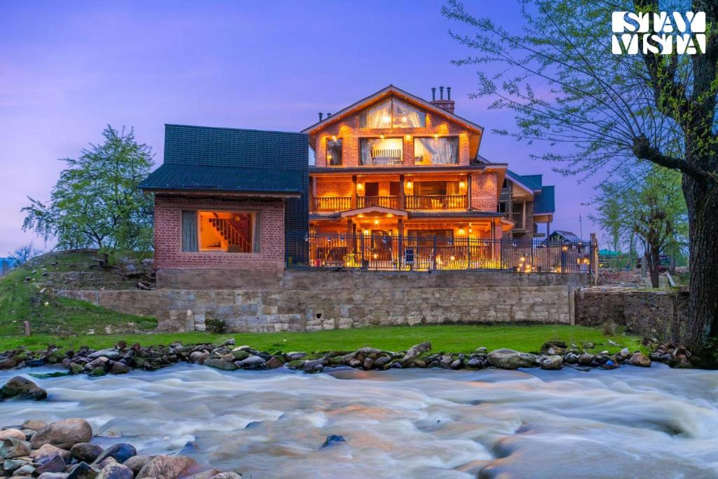 StayVista at Swiss Chalet - Tangmarg with Gazebo & Lawn, Tangmarg ...