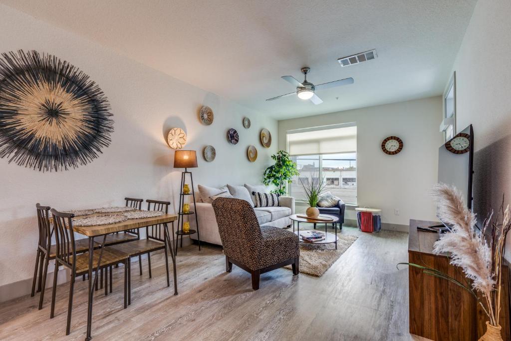Trendy Condo on Riverwalk Free Parking Pet Friendly Centrally Located ...