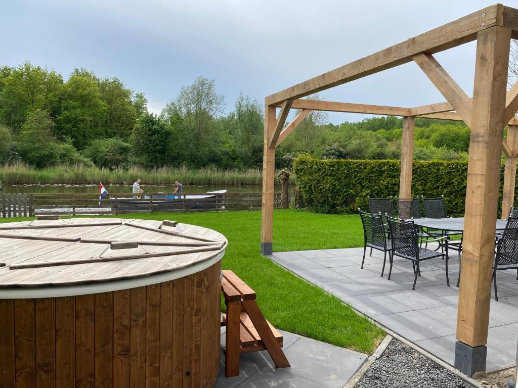 Villa Riverside met hottub, eigen aanlegsteiger, zwemtrap, trampoline ...