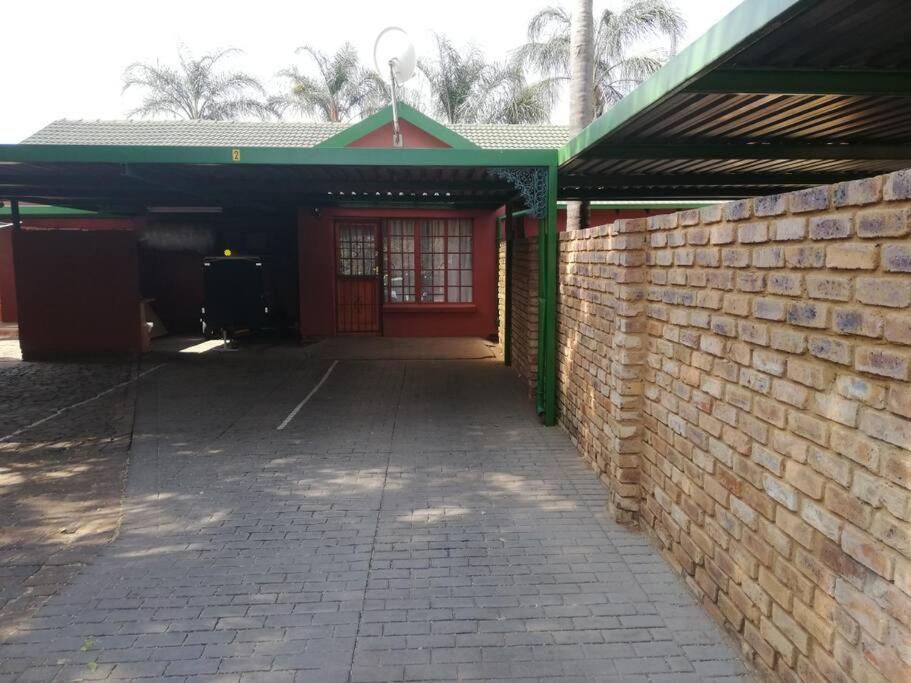 Charming, well equipped bachelor unit, Centurion (updated prices 2025)