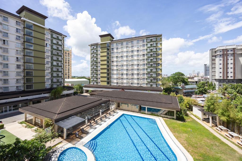 Studio Unit Near SM City and Ayala with Pool, Gym, Balcony and Fast ...