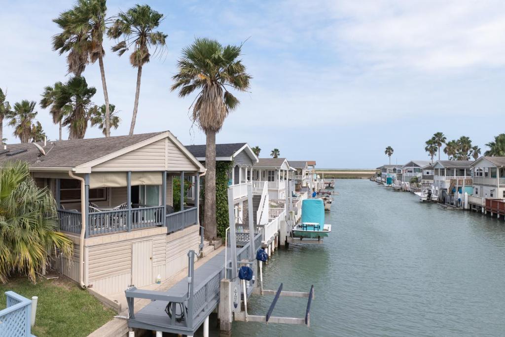 Clam Circle Retreat On The Laguna- LIV Resort, Port Isabel (updated ...